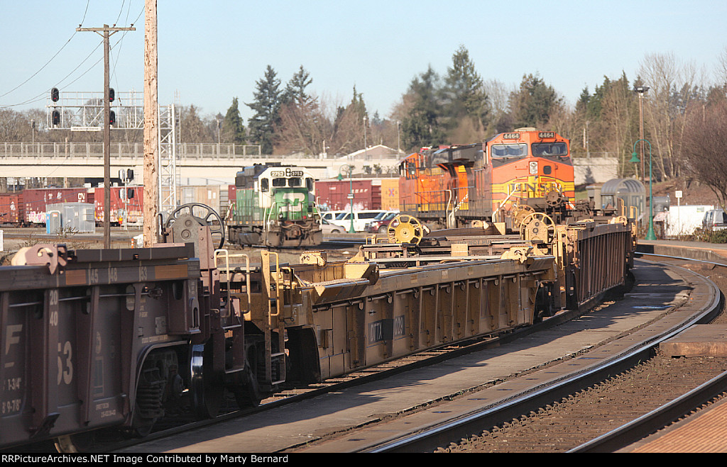 BNSF 4464 and 2752